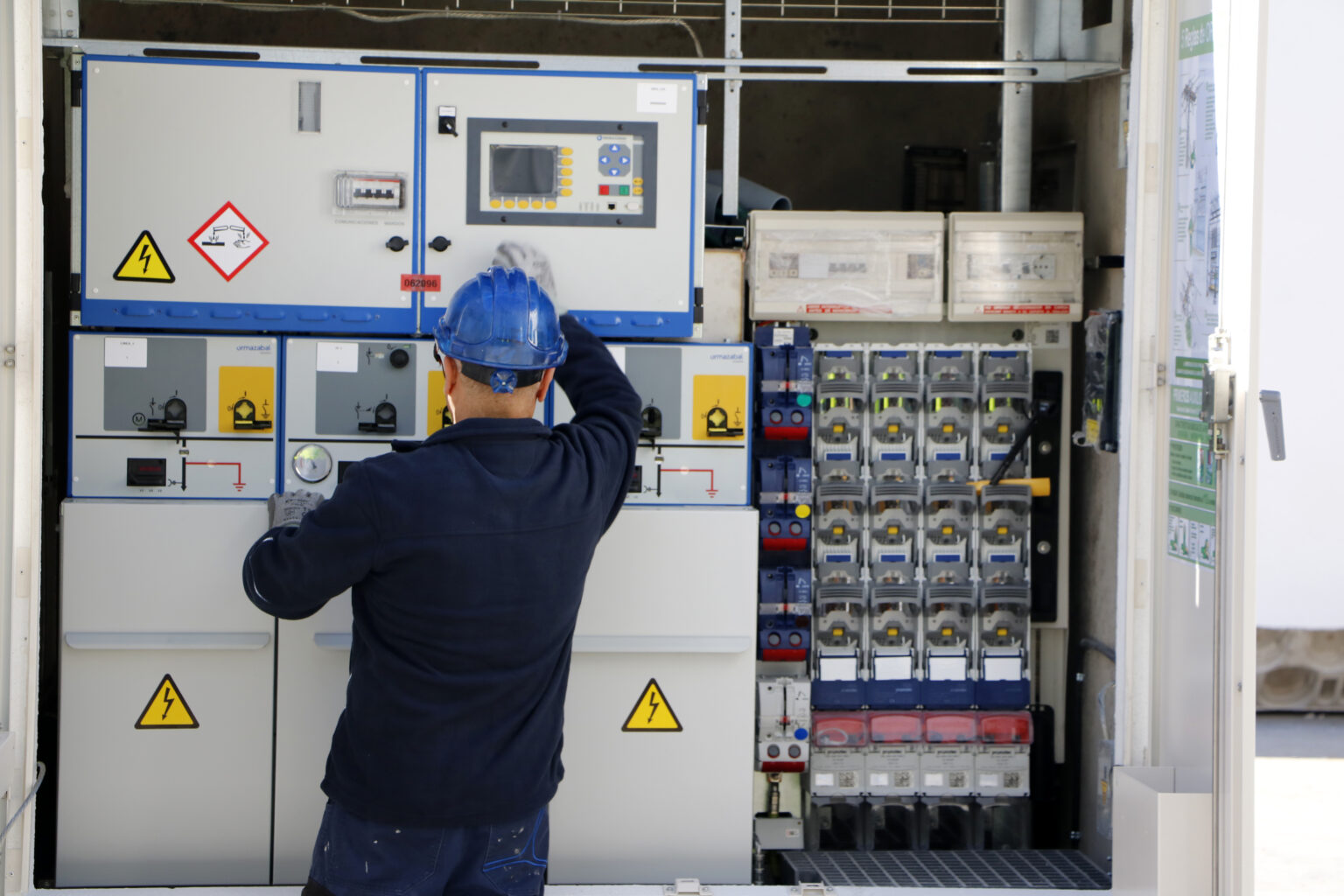 What is a medium voltage switchgear and what is it used for? | Ormazabal